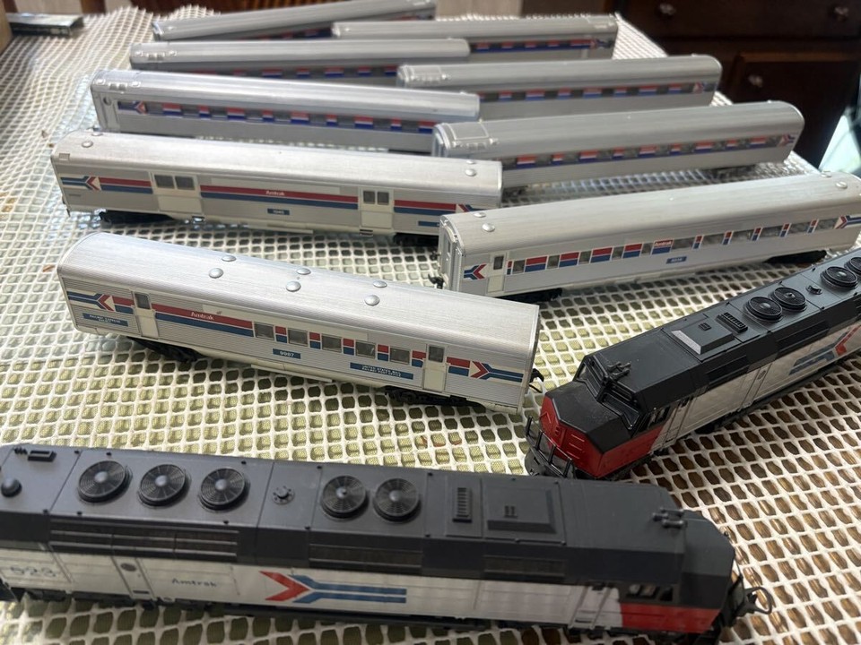 HO Scale Amtrak 11-Car Train Set + 37 Track Pieces Rail Set USA Model ...