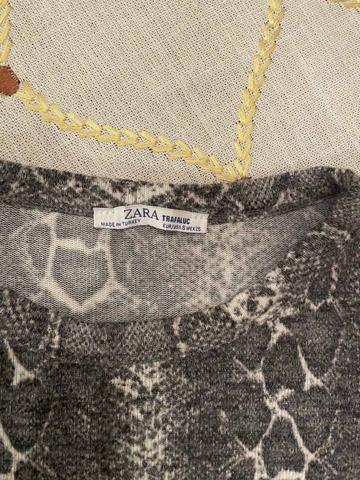 Zara Trafaluc Gray Soft Touch Snakeskin Long Sleeve Crop Top - Size ...