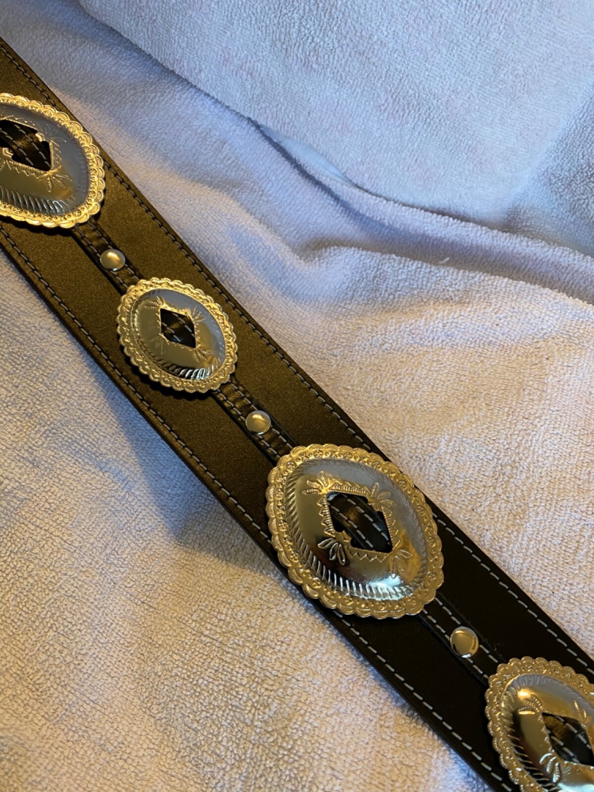 UNIQUE LEATHER BLACK BIG OVAL CONCHO GUITAR/BASS STRAP | eBay