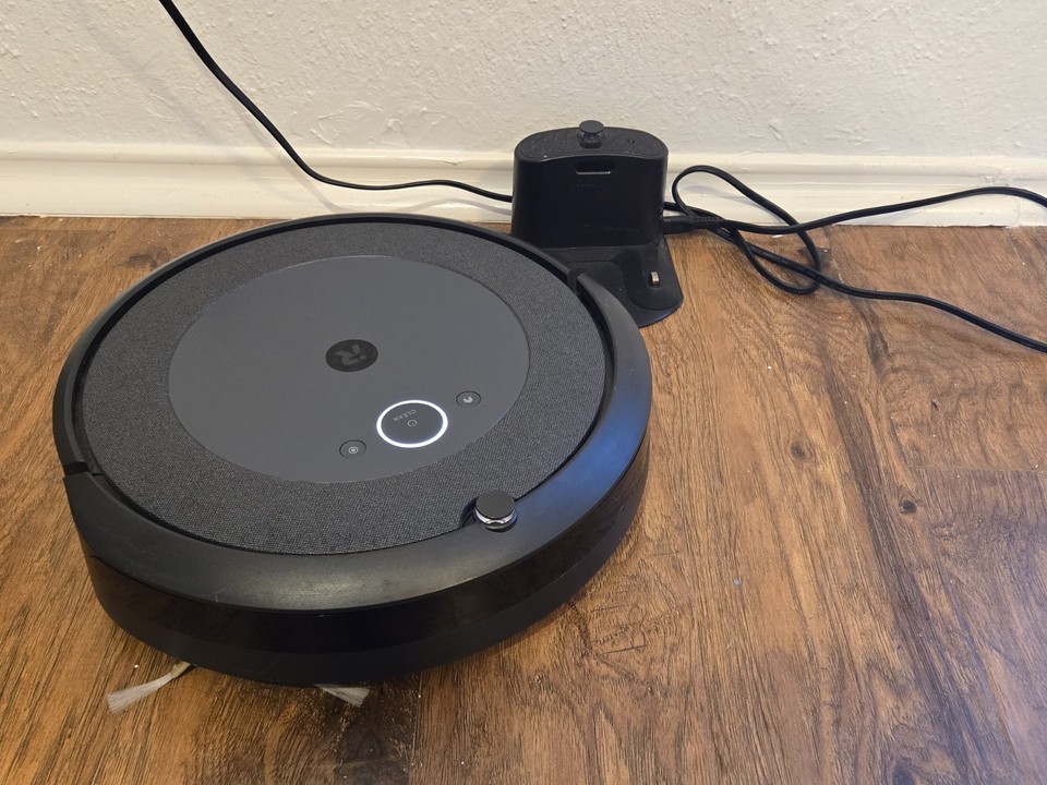iRobot Roomba i4 RVD-Y1 Robotic Vacuum Cleaner WiFi Connected w/ HomeBase | eBay
