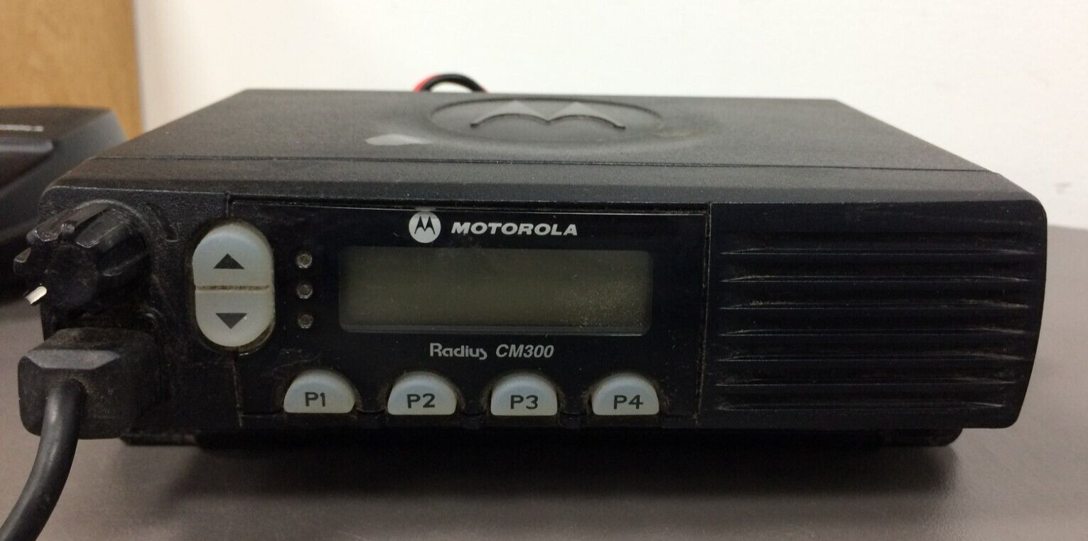 Motorola Radius CM300, UHF, 32 CH, 40 W, AAM50RPF9AA1AN, W MIC, Mount ...