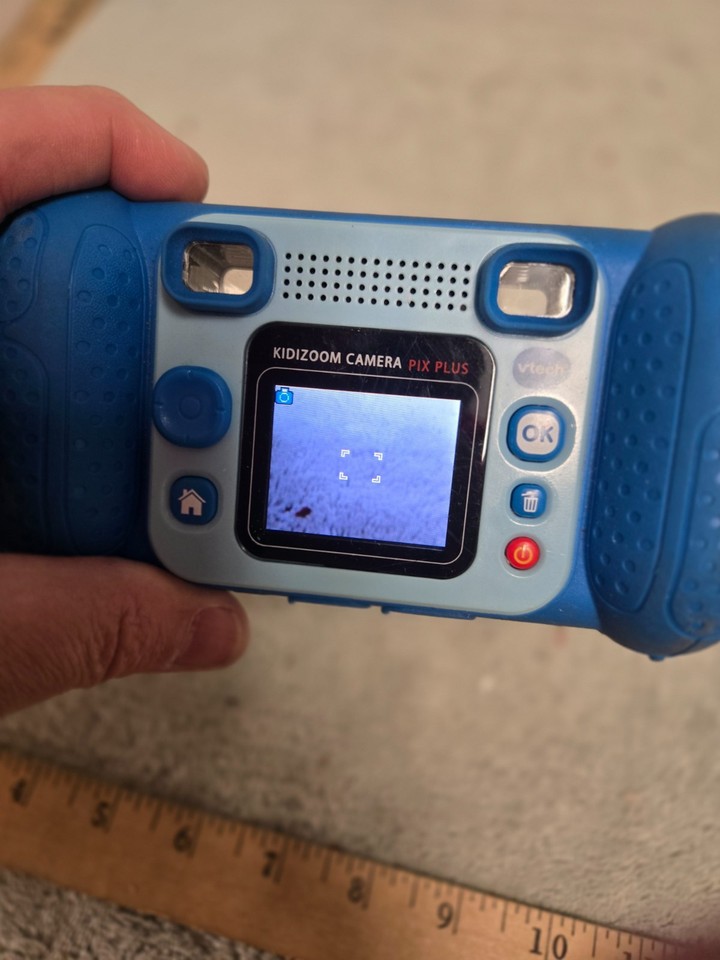 kidizoom camera, pix plus vtech, turns on and makes noises with each ...