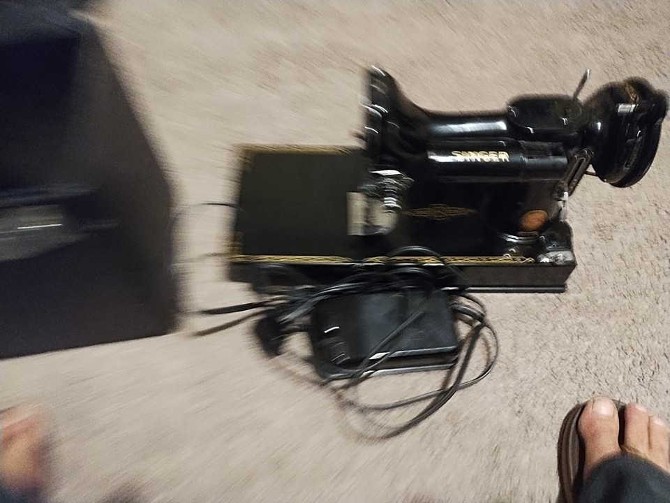 Singer feather weight Sewing Machine With Original Singer Sewing Needle ...