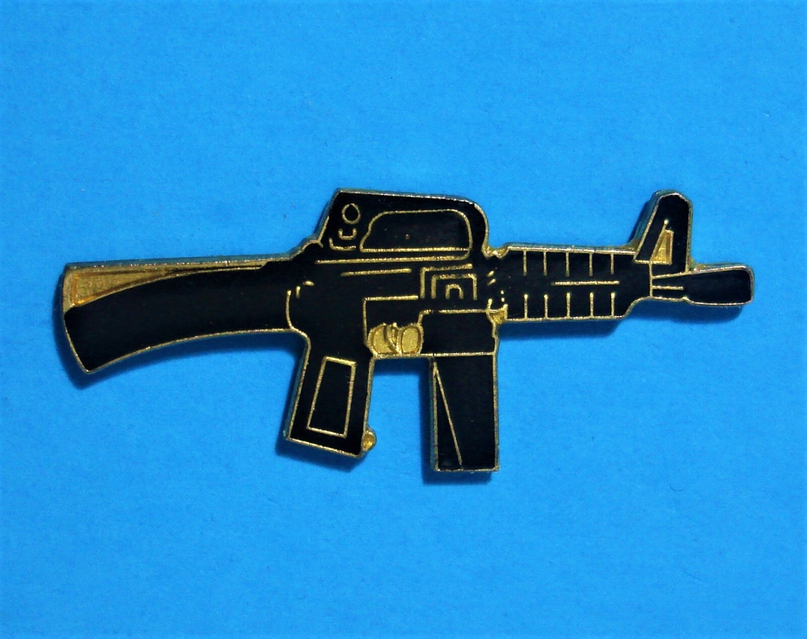 MACHINE GUN - ASSAULT RIFLE AR 15 - M 16 - WEAPON - VINTAGE LAPEL PIN ...