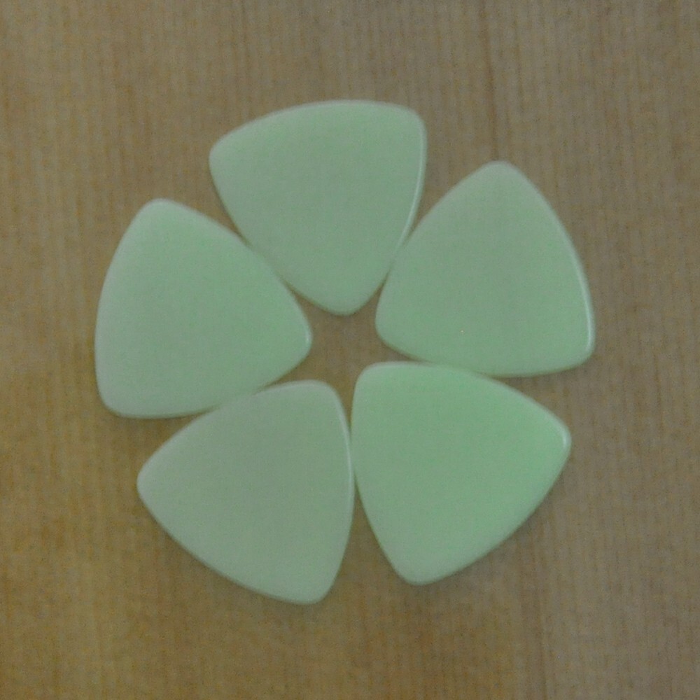 100pcs HEAVY 0.96mm Big Rounded Triangle Celluloid Guitar Picks Glow In ...