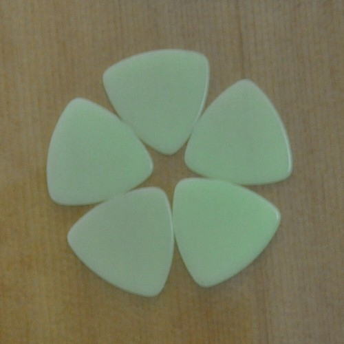 100pcs HEAVY 0.96mm Big Rounded Triangle Celluloid Guitar Picks Glow In ...