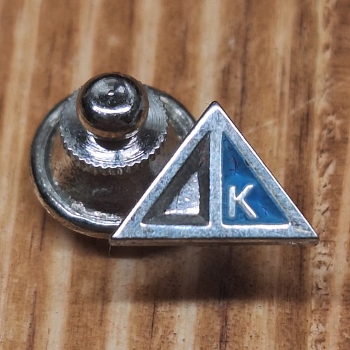 VINTAGE SMALL 1/2" DIVIDED TRIANGLE HALF BLUE INTIAL K SILVER TONE TIE ...