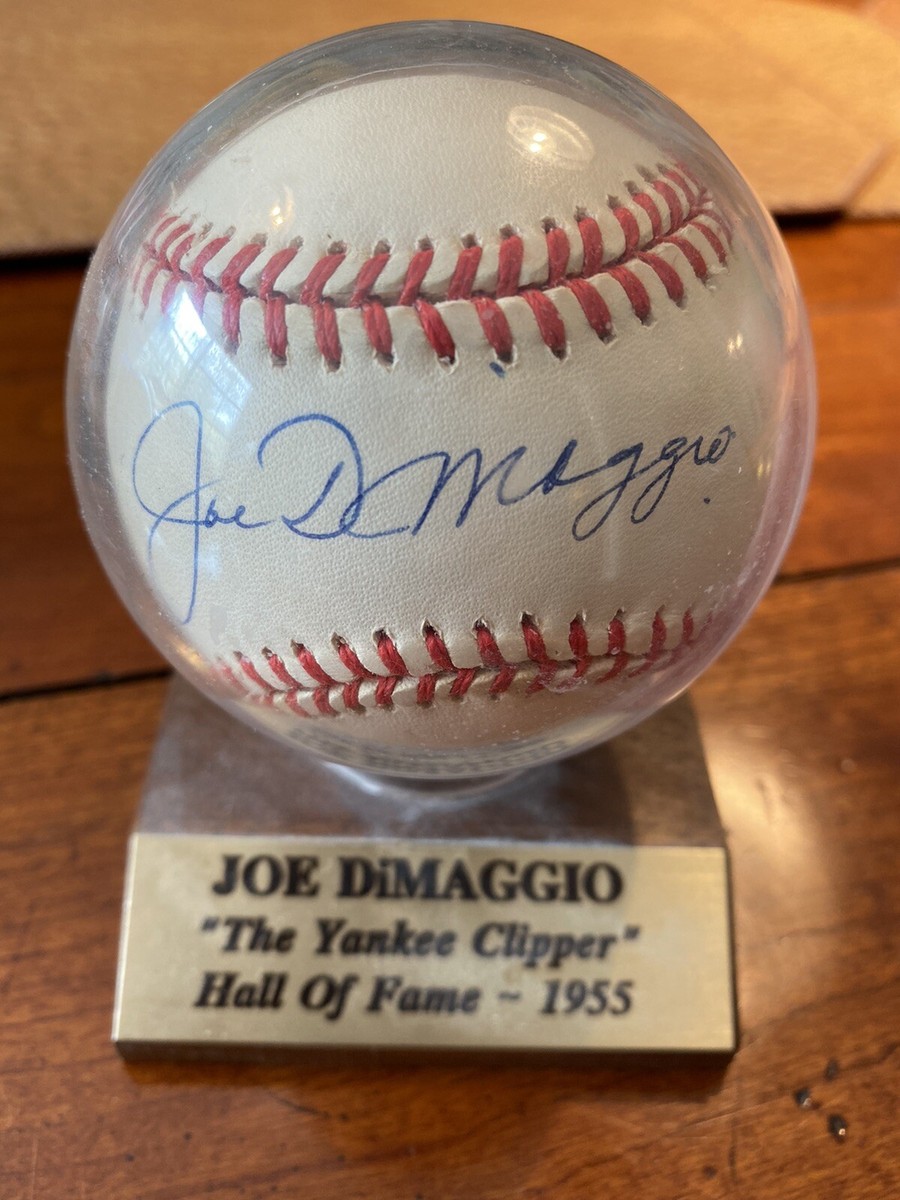 Joe Dimaggio Signed Baseball Marilyn Monroe & Joe Dimaggio Replica