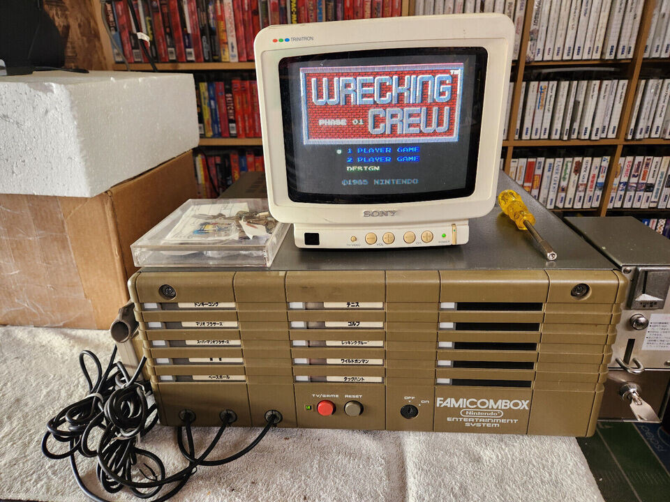 Nintendo NES Famicombox Hotel Console system/10 games/Keys/Coins/Coin ...