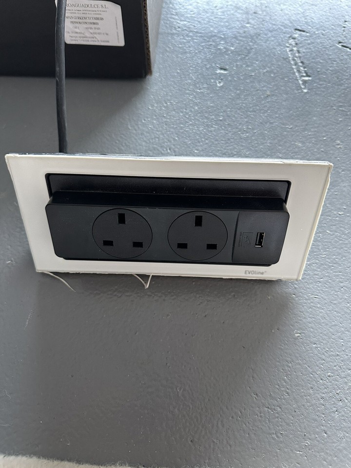 EVOLINE BACKFLIP 2UK SOCKETS 1XUSB-C CHARGER (Bought for £200 each ...