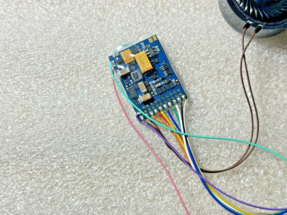 ESU LOKSOUND V5FX Speaker DCC Sound Only Decoder 8-Pin EMD File Tested ...