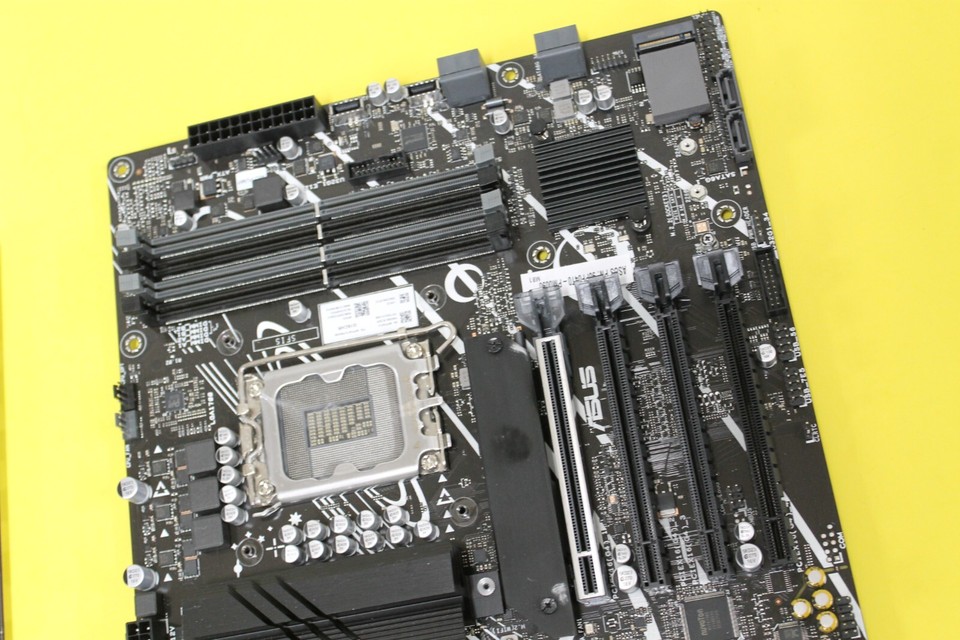 ASUS ROG STRIX G16CHR MOTHERBOARD Intel 14th Gen DDR5 LGA1700 m-ATX ...