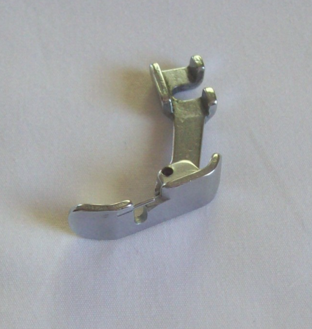 Singer SLANT 163374 overedge foot only - for use with Cam 22 (NOT ...