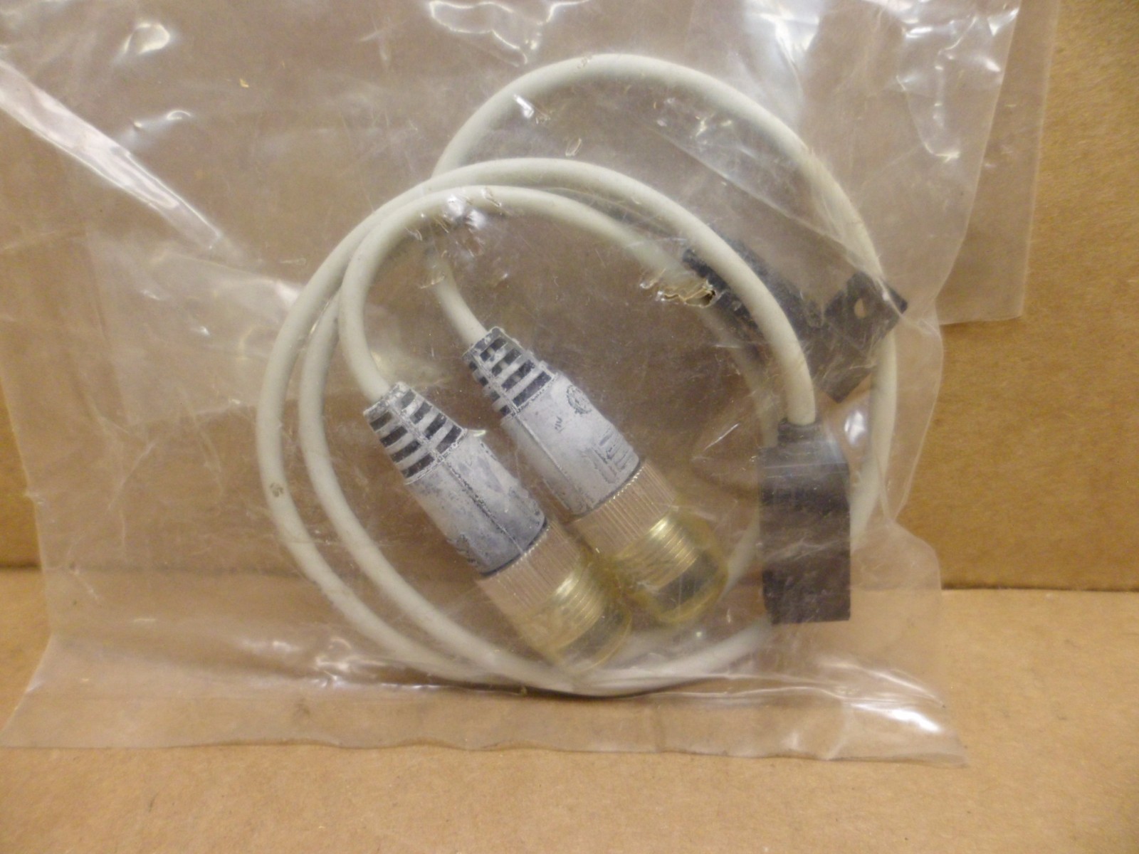 SMC D-J79W PROXIMITY SWITCH/SENSOR WITH INDICATOR LIGHT LOT OF 2 12-24 ...