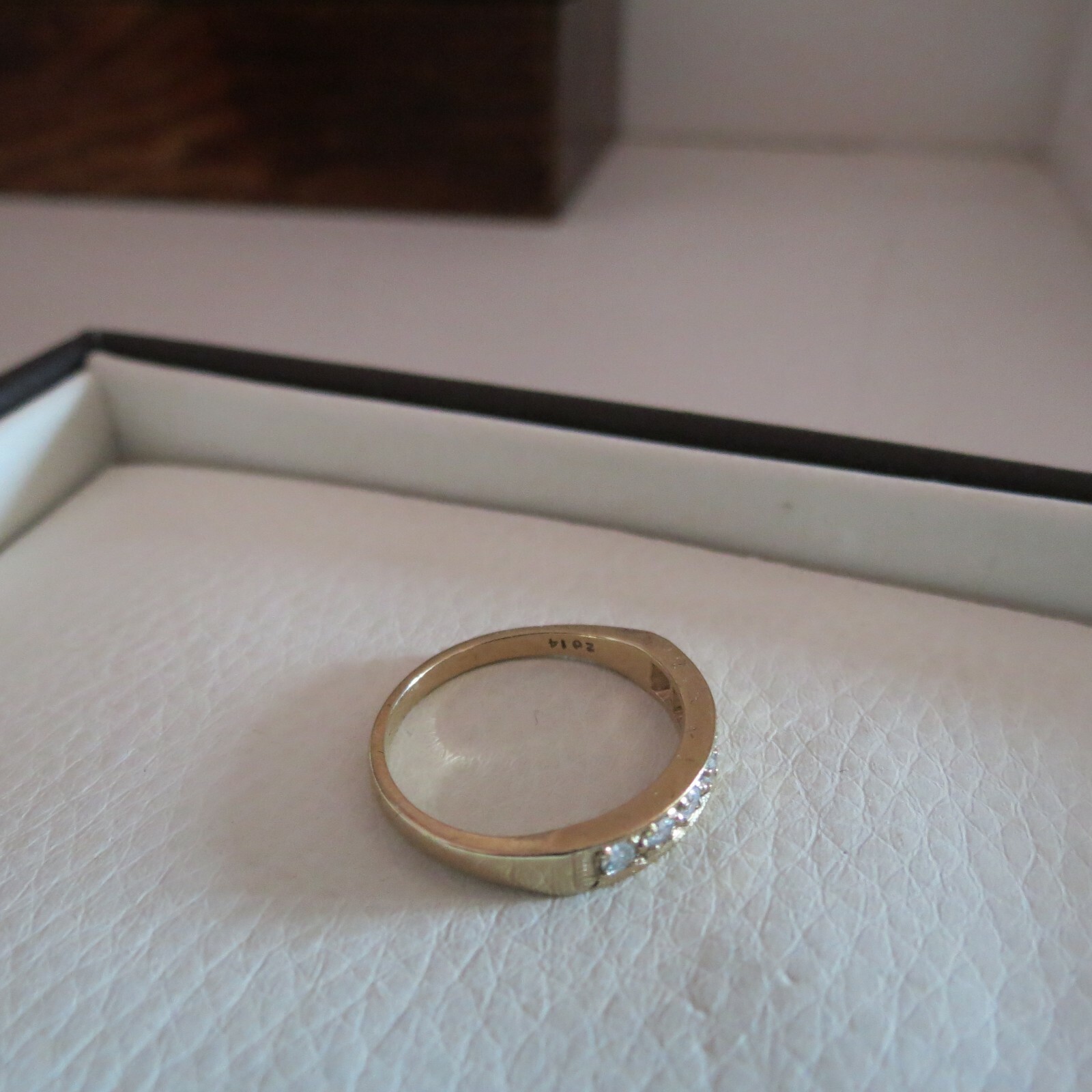 Lovely 9 ct gold ring set with 7 diamonds English hallmarks stamped 375 ...