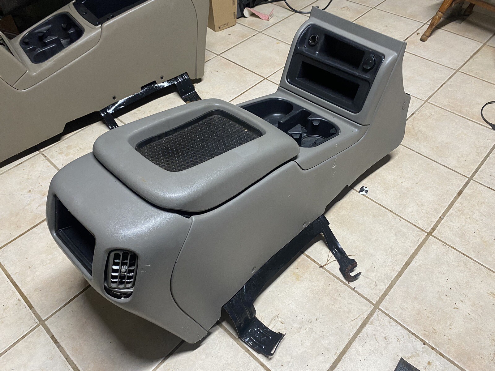 2003 to 2006 CHEVY SILVERADO AVALANCHE GMC SIERRA BOSE FLOOR CONSOLE w ...