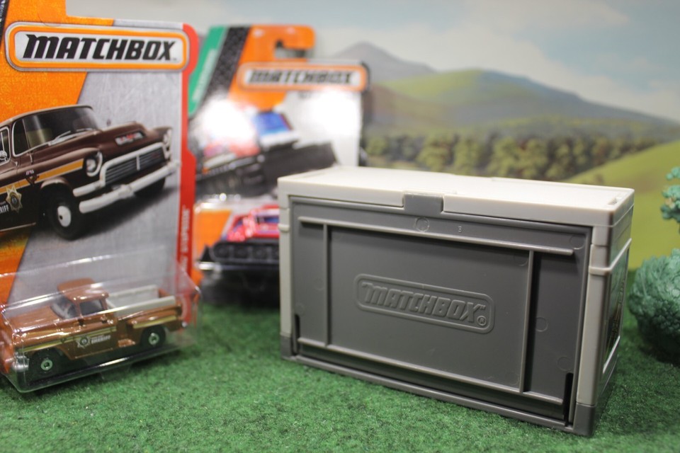 Matchbox vintage fold up Rescue station [1990]+ 2 new matchbox vehicles ...