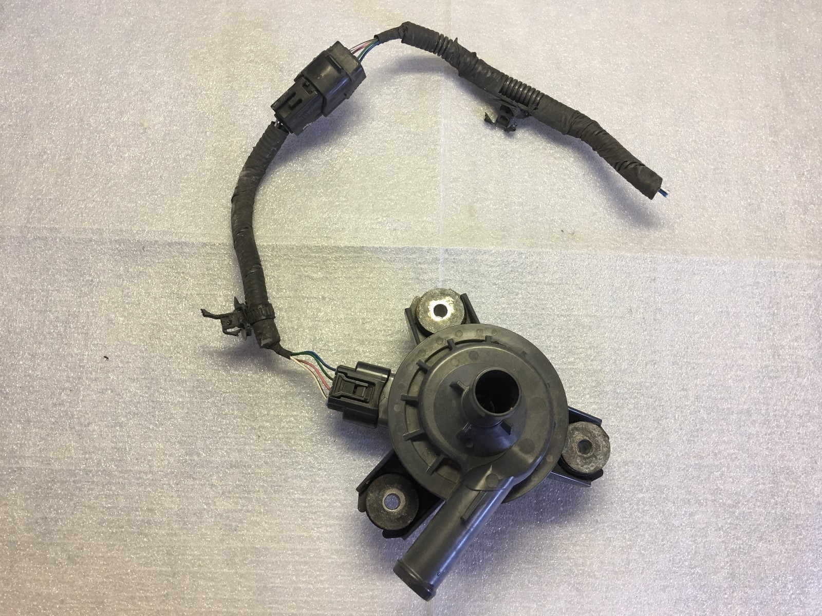 2013-2015 Toyota Prius inverter water pump G9040-52010 connector with ...