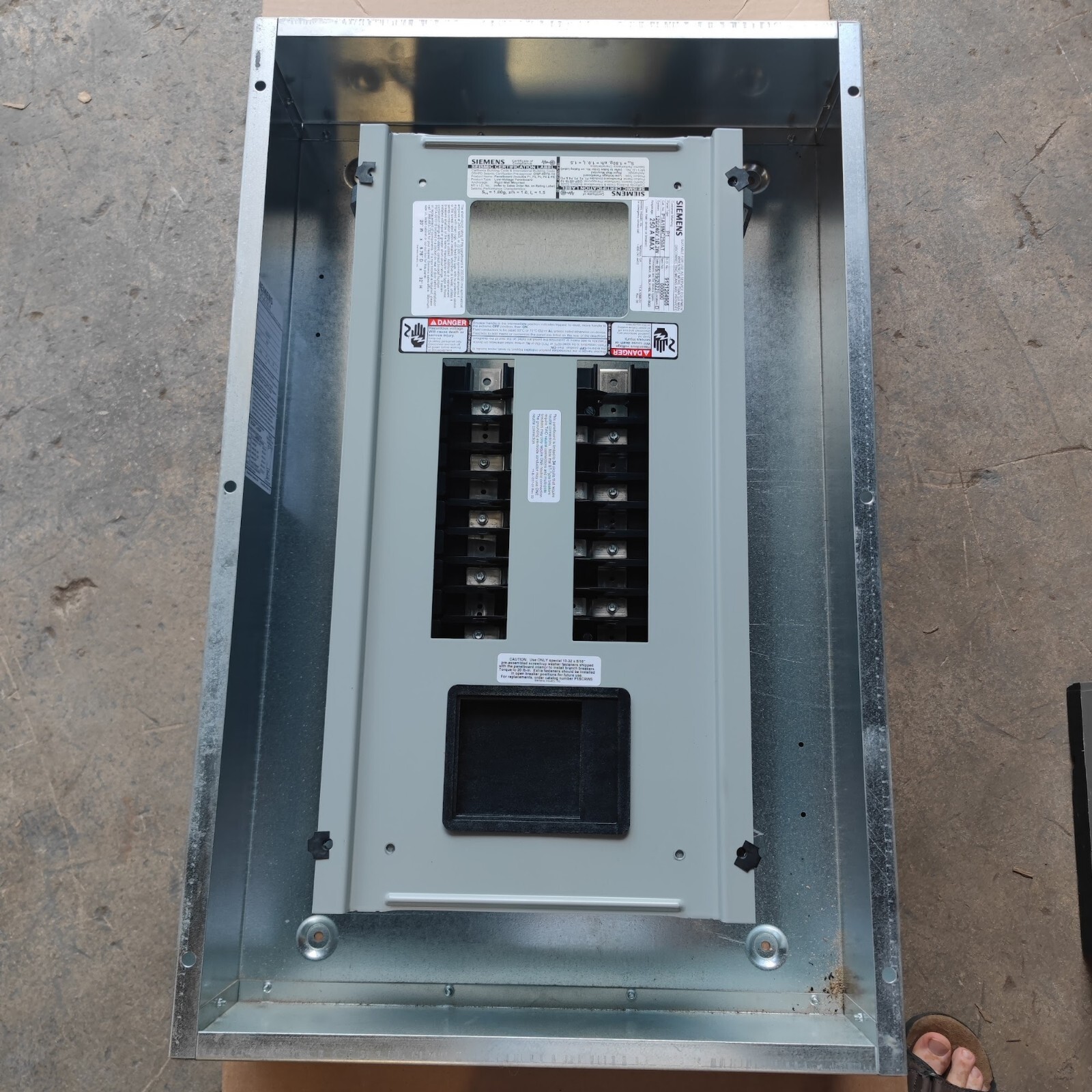 SIEMENS 250 AMP PANELBOARD 240 120 V SINGLE PHASE 1PH 3W 18 Cir NEMA 1 ...