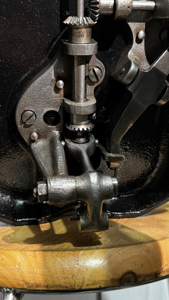 Singer 114w103 Chain & Moss Stitch Embroidery Machine with table and ...