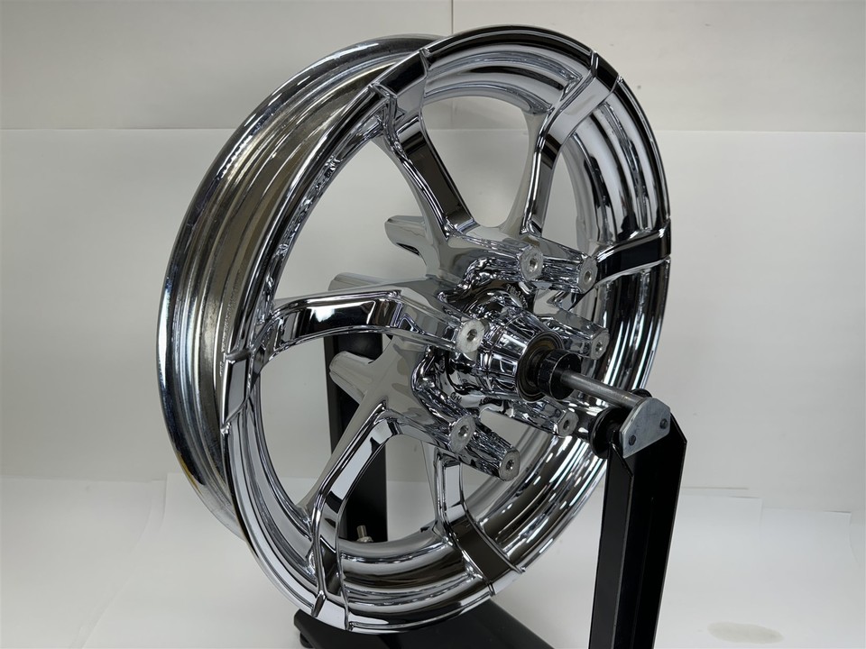 Harley-Davidson 2011 Road Glide CVO Wheels Agitator Chrome F 18x3.5 R ...