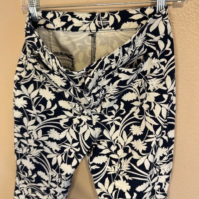 Old Navy Women's Navy Blue & White Floral Print Pixie Skinny High Rise ...