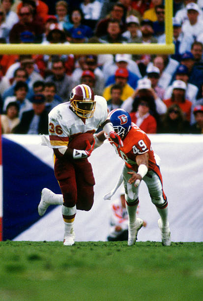 Joe Cofer Washington Redskins runs with the ball pursued by - Football ...