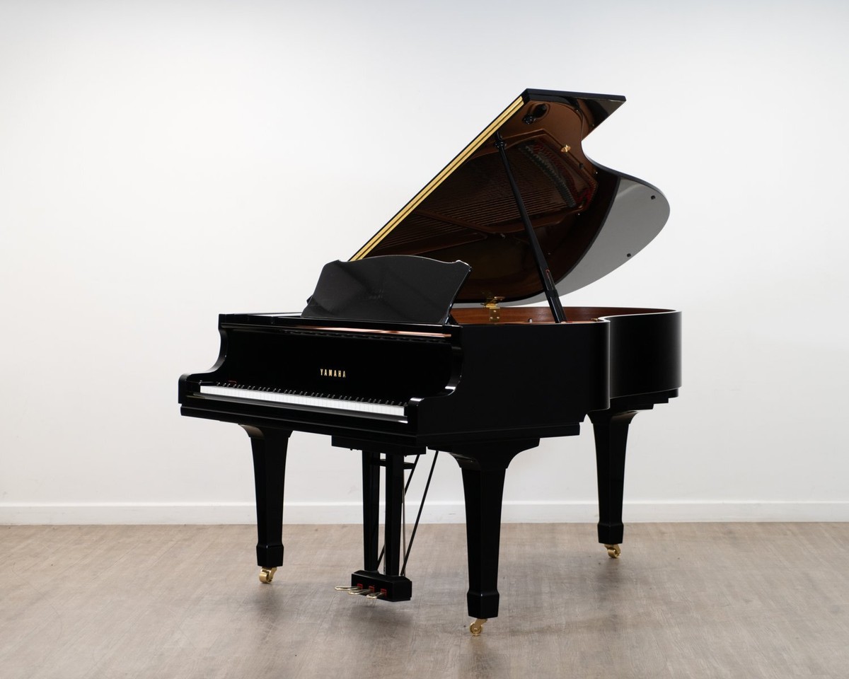 Yamaha Baby Grand Yamaha G1 Baby Grand Piano In Black High Gloss