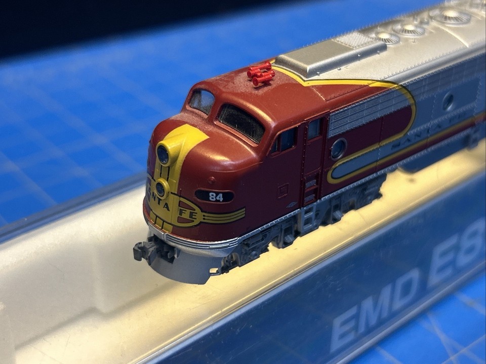 KATO E8/9 A+B LOCOMOTIVE SET #106-2402 AT & SF Set #1 Unit 84 N Scale ...