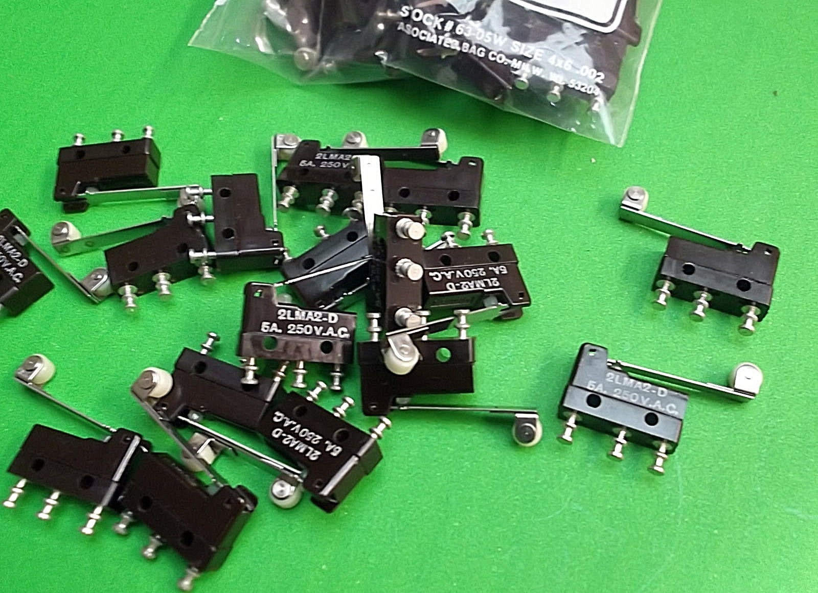 Microswitch 5A Roller Lever Change Over GOLD 5 Amps Micro Switch 2LMA2 ...