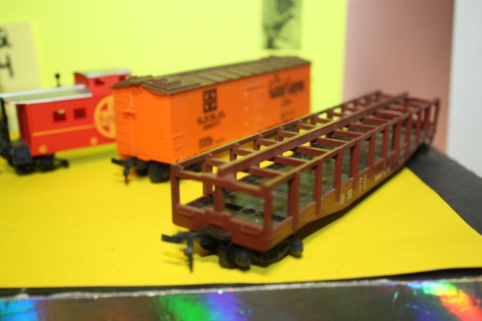 TYCO Santa Fe 4015 HO Train Set -Locomotive 2 cars and a caboose | eBay