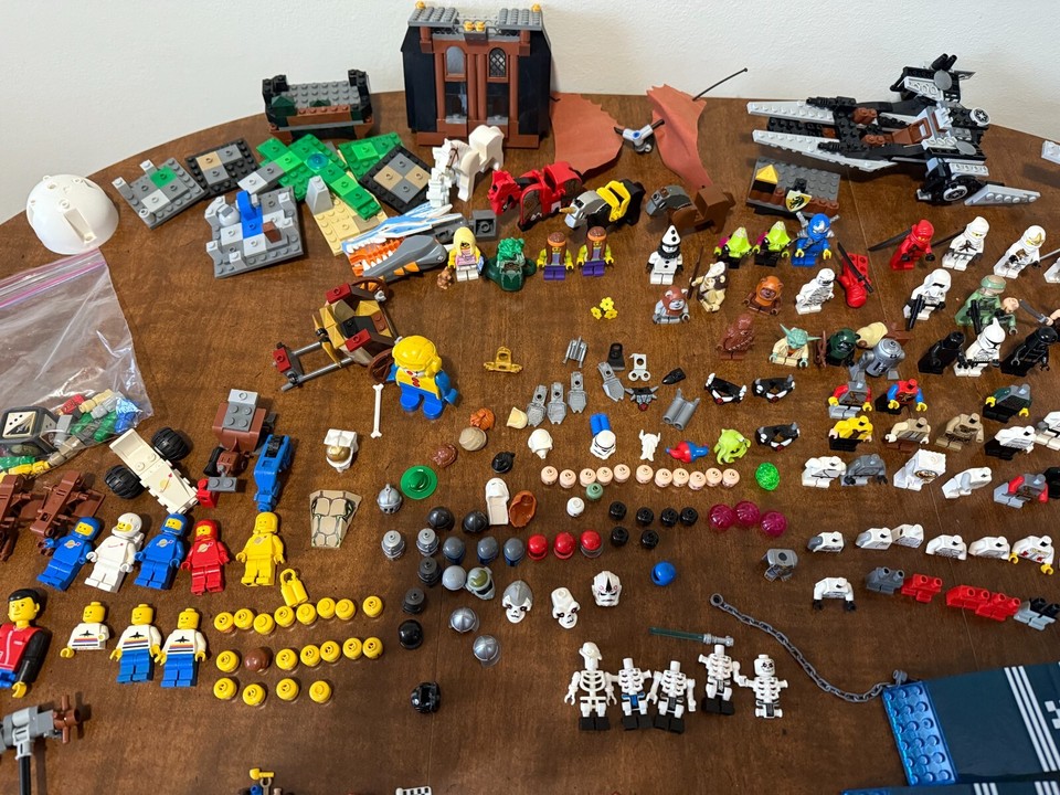 HUGE Lego Lot - Builds & Minifigures- Star Wars, Ninjago, Castle, Alien ...