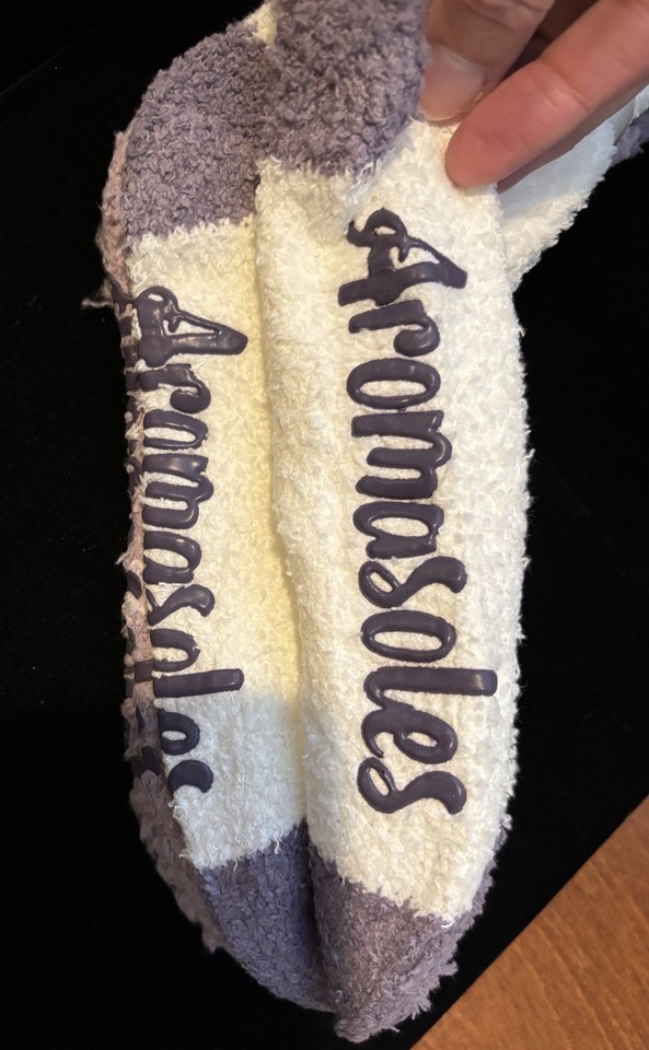 NWT 2-Pack Aromasoles Lavender & Shea Butter Socks Non-Skid Green Gray ...