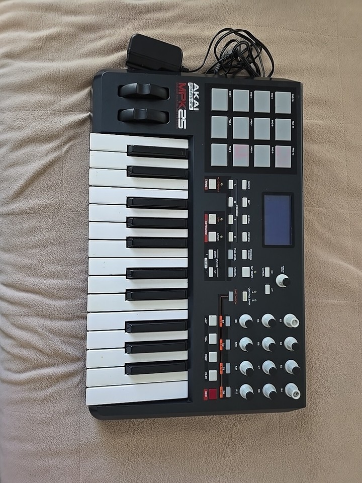 AKAI MPK 25 Professional USB MIDI Performance Keyboard 12 Pads | eBay