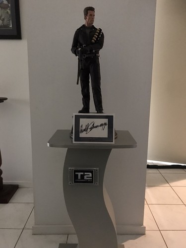 Terminator Sideshow 1/4 Statue With Signed Arnold Schwarzenegger Card ...