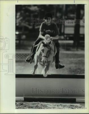 1989 Press Photo Claire Lockett puts horse over fence at Magnolia ...