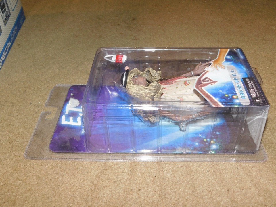 NECA Toys ET Extra-Terrestrial Movie 30th Anniversary Dress Up E.T ...