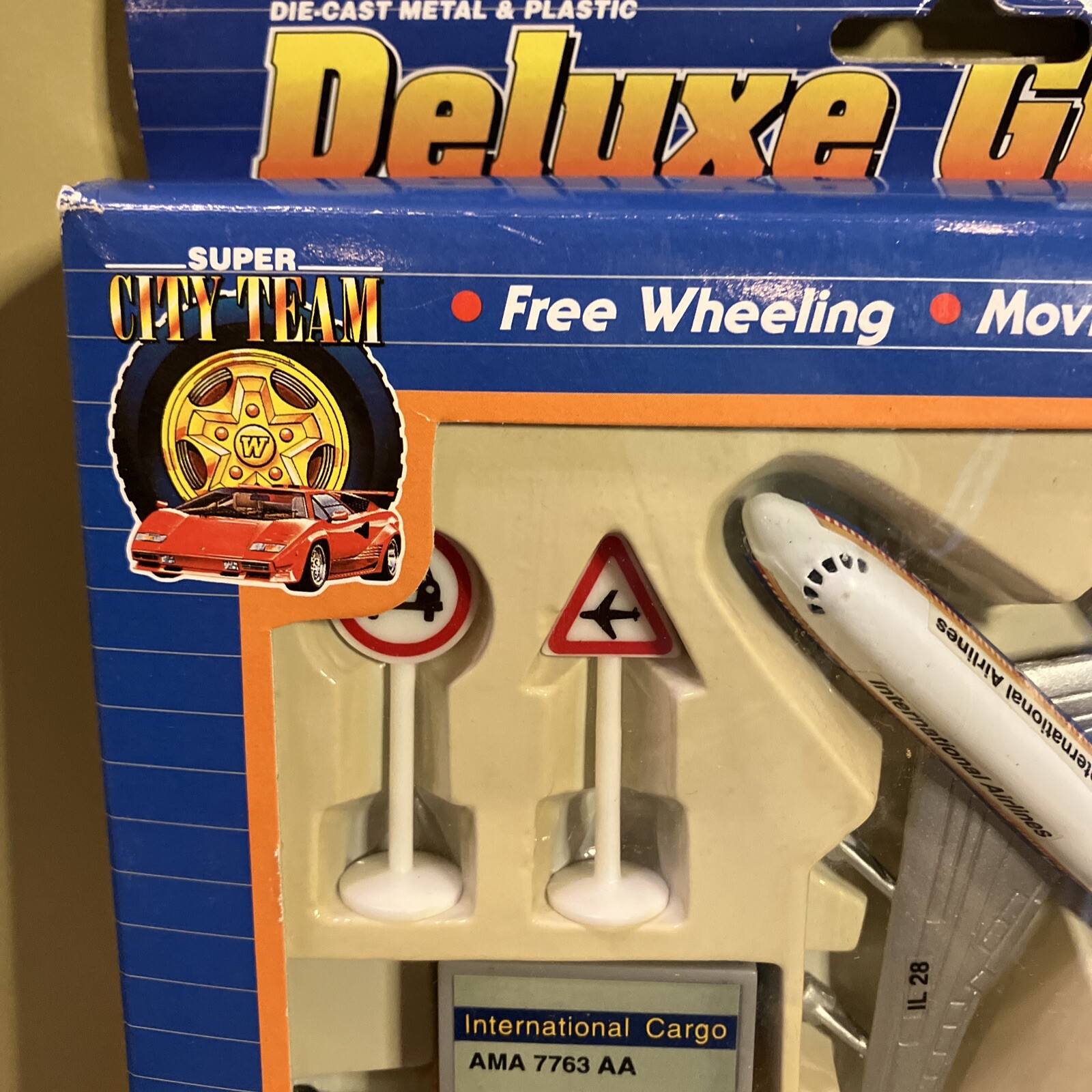 Welly Deluxe Gift Set International Airport No.7512G Airport Set IL28 ...