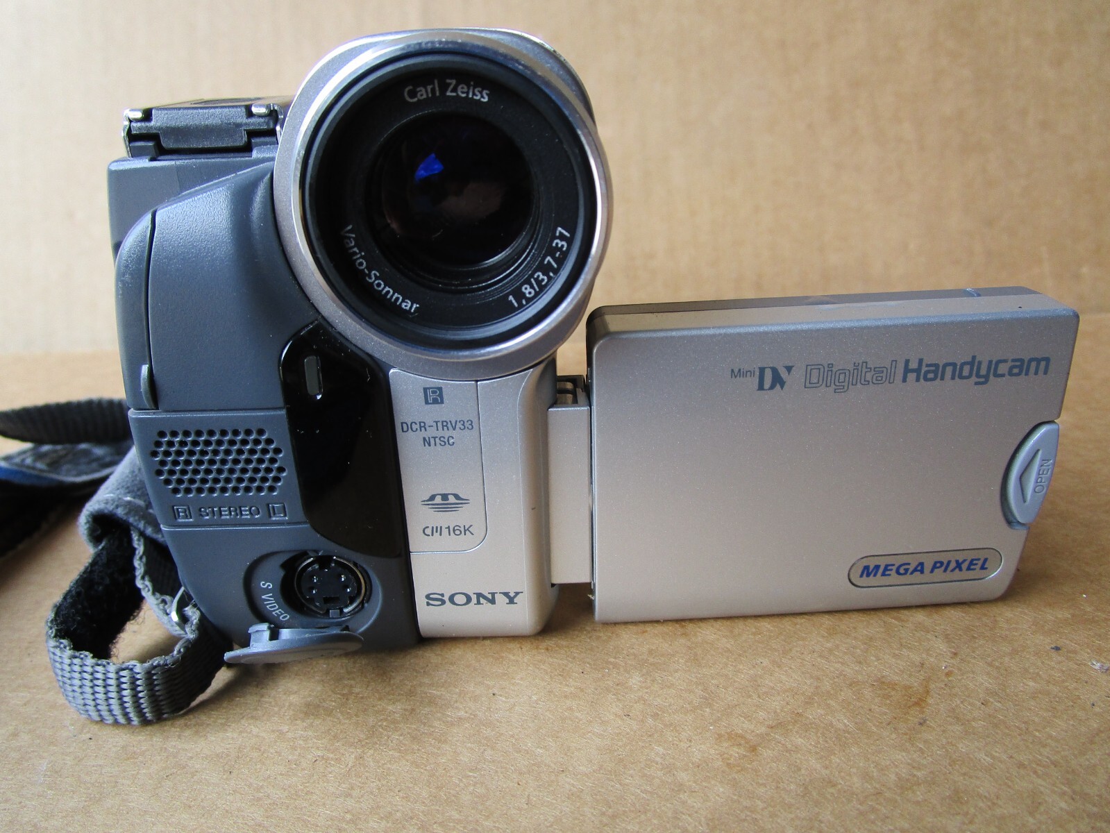SONY DIGITAL CAMERA /CAMCORDER Mini DV DCR-TRV33 - HANDYCAM . POWERED ...