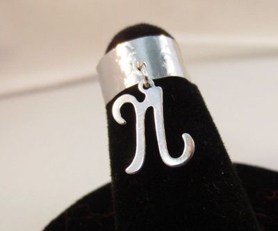 14KT WHITE GOLD EP HAMMERED TOE RING WITH A DANGLE INITIAL N | eBay