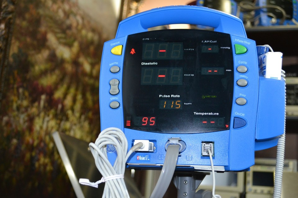GE Dinamap Procare 400 Masimo Set SpO2 Patient Monitoring Vitals Device ...