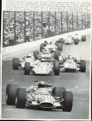 1969 Press Photo Lloyd Ruby leads the Indianapolis 500 auto race ...