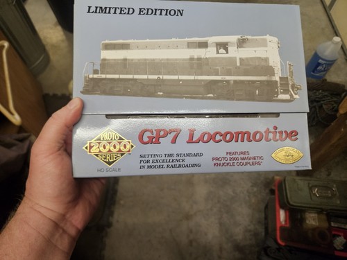 Proto Series 2000 GP7 Phase I Locomotive #23569 | eBay