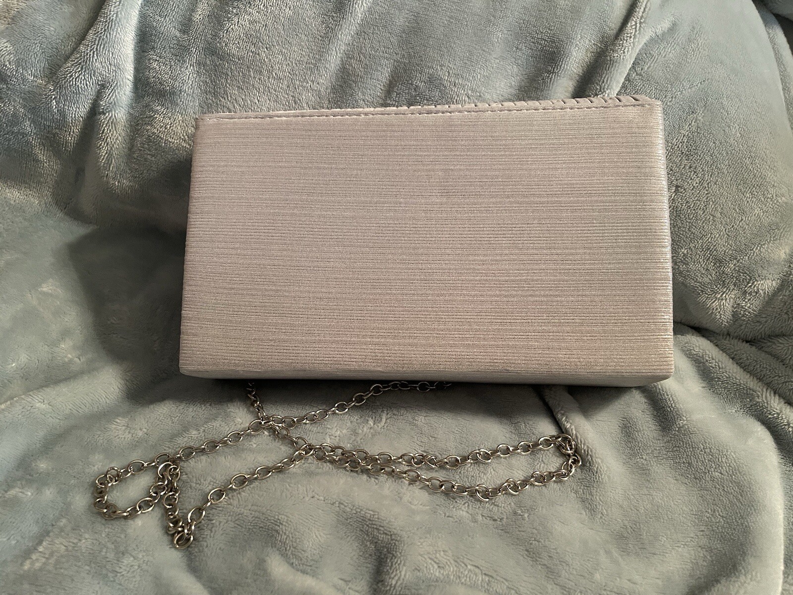 Woman’s Elegant Wedding/Evening Purse With Silver Chain For Wearing On ...