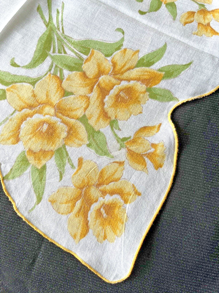 VTG 1950S LARGE, BEAUTIFUL YELLOW JONQUILS IN POINTS, FINEST FABRIC, 16 ...