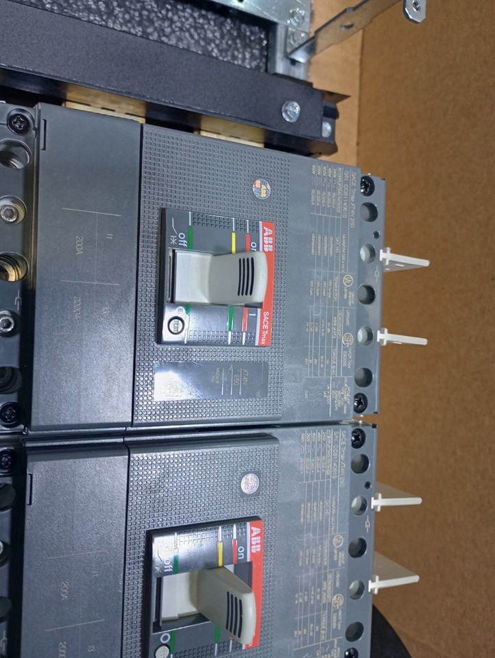 600 AMP MAIN BREAKER 3PH 4W 208V PANEL - 2 SUB BREAKERS | eBay