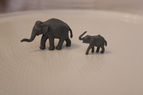 HO Scale Walthers, Set of 2 Elephants, Mama & Baby for Zoo or Circus ...