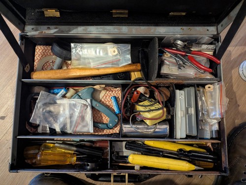 VINTAGE BELL SYSTEM TELEPHONE LINEMAN TOOLBOX VULCANIZED FULL OF TOOLS ...