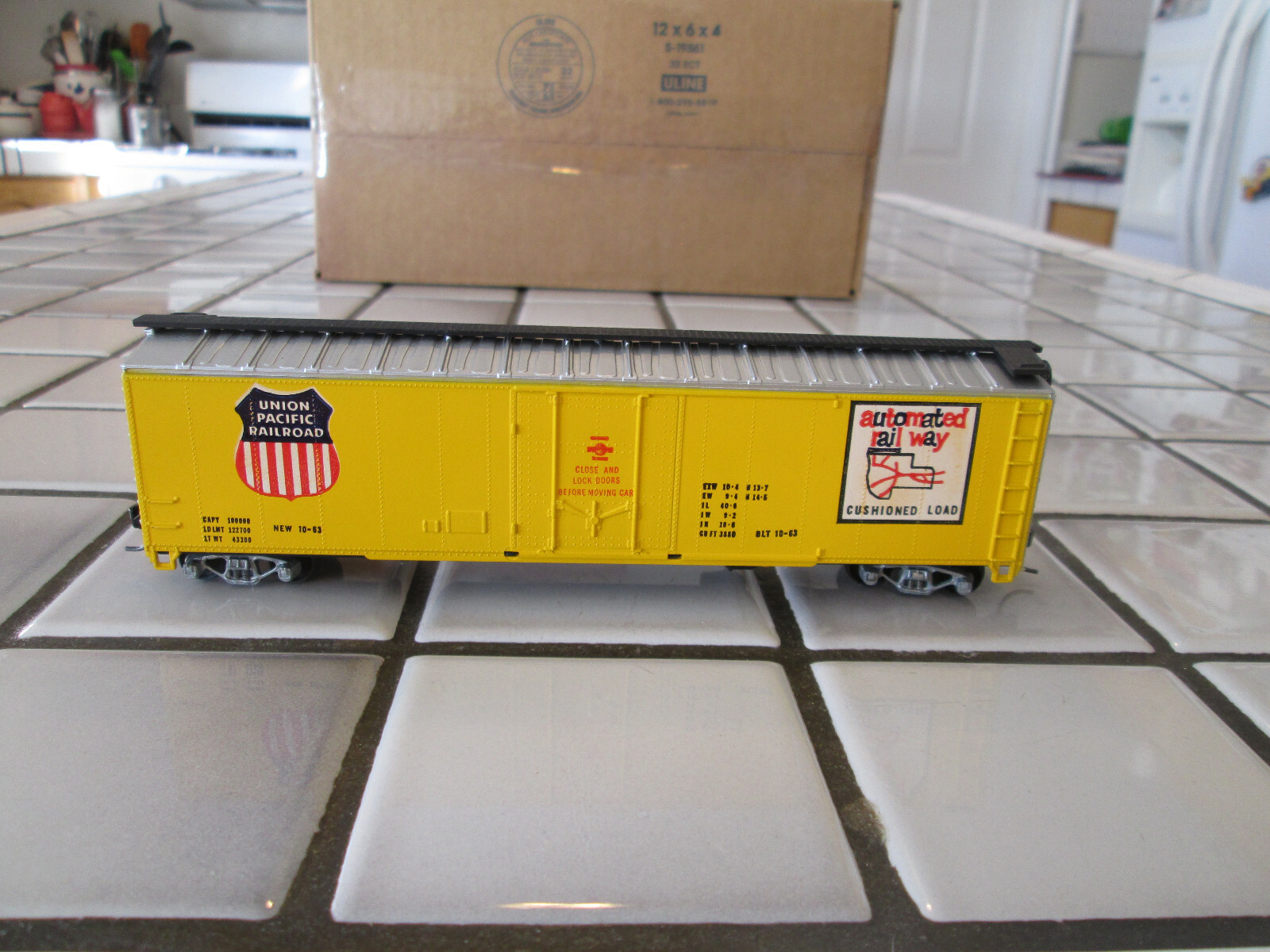 roundhouse UNION PACIFIC 50 foot box car HO scale/spring trucks | eBay