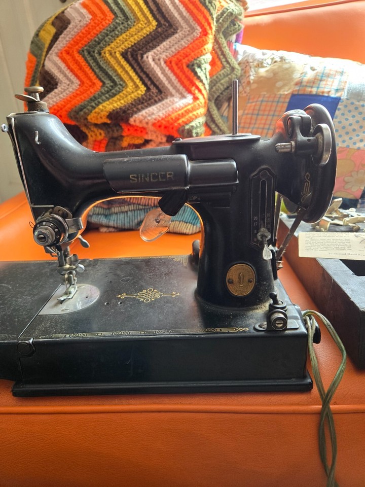 Vintage Singer singer featherweight Sewing Machine 221 Portable w/case ...